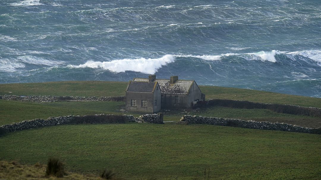 Storm Fergus hits west coasts of Ireland and France | Euronews