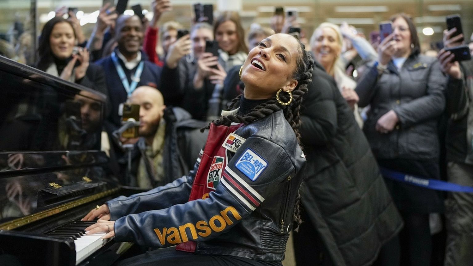 Alicia Keys gives impromptu performance at London St Pancras ...
