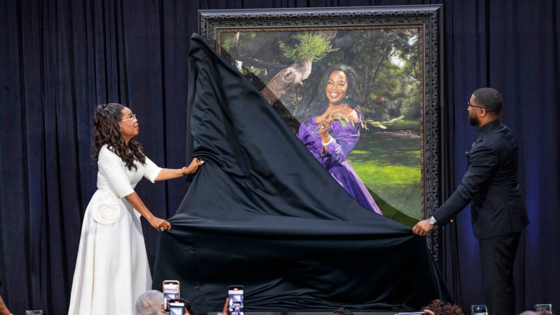 Video. Oprah Winfrey portrait unveiled at the Smithsonian Portrait ...