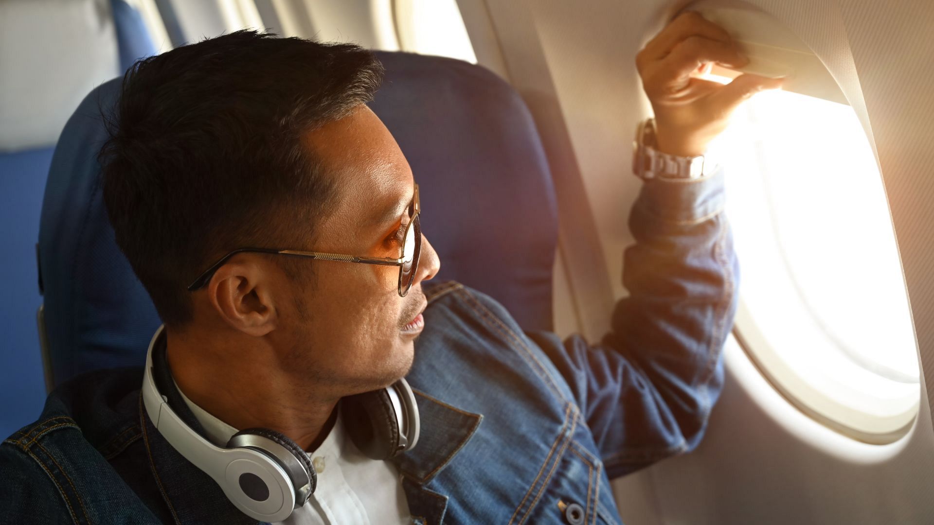 Why do you have to open your window blind for takeoff? Airline safety ...