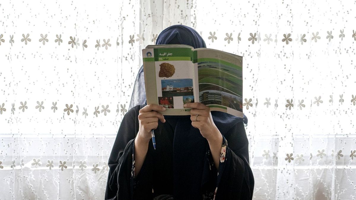 وداع غمبار دختران صنف ششم افغان با مکتب در دو سالگی ممنوعیت طالبان