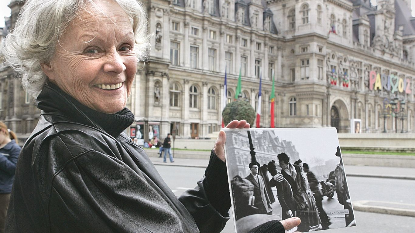 Lover in Robert Doisneau’s famous Parisian kiss photo dies aged 93 ...