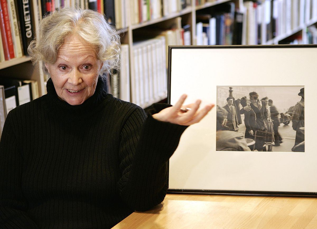 Lover in Robert Doisneau’s famous Parisian kiss photo dies aged 93 ...
