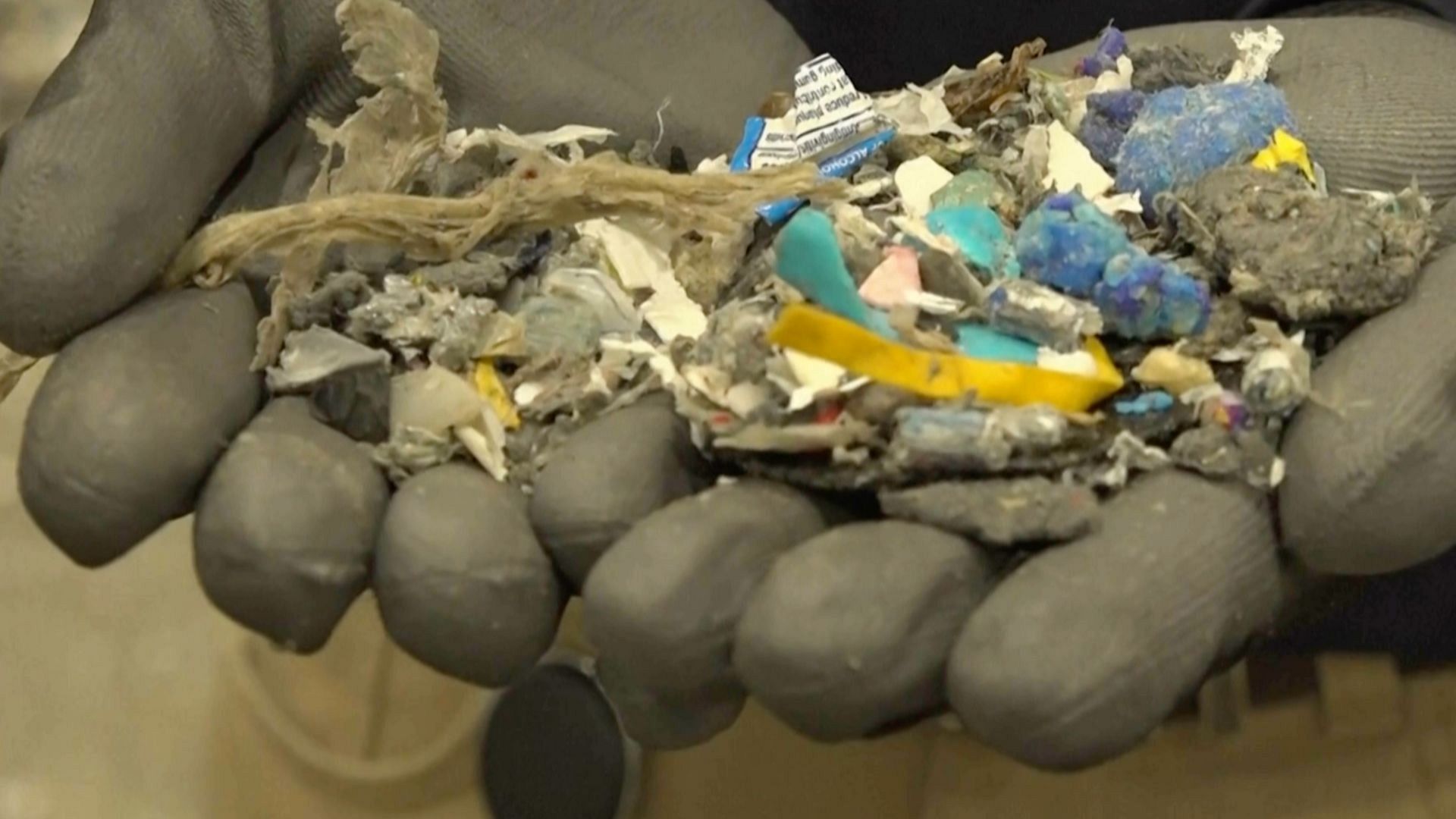 Wasser in Flaschen enthält 100 Mal mehr Nanopartikel aus Plastik als ...