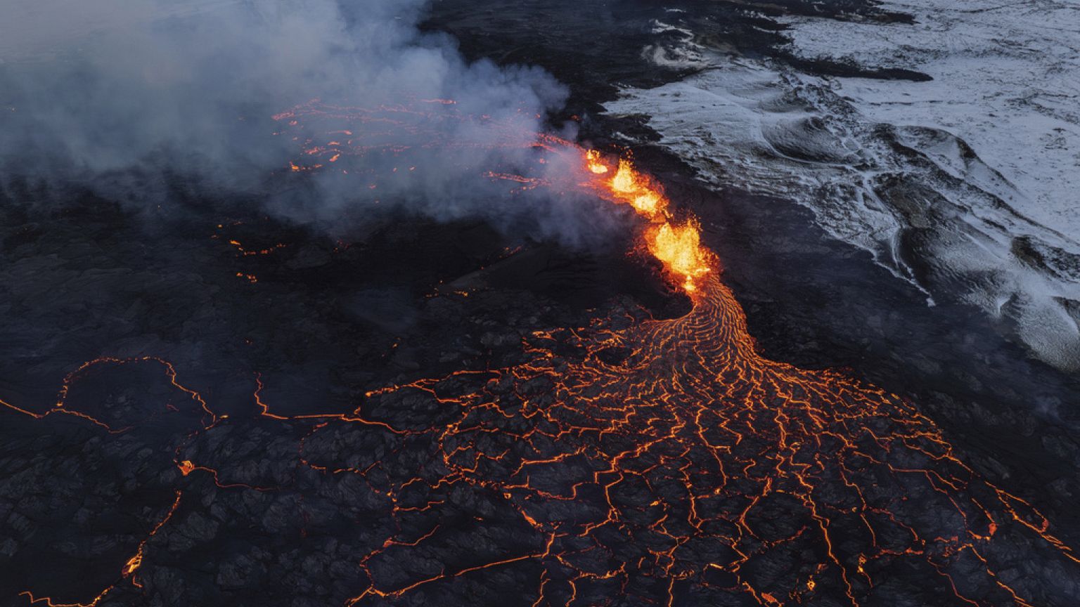 Islanda, il vulcano nella penisola di Reykjanes torna a eruttare ...