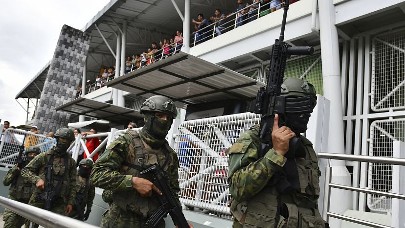 Miles de militares y policías entran en las cárceles de Ecuador para ...