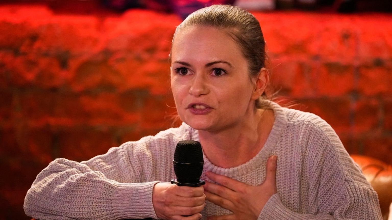 اعتراض همسر یک سرباز در ستاد انتخاباتی پوتین: شوهرم را به خانه ...