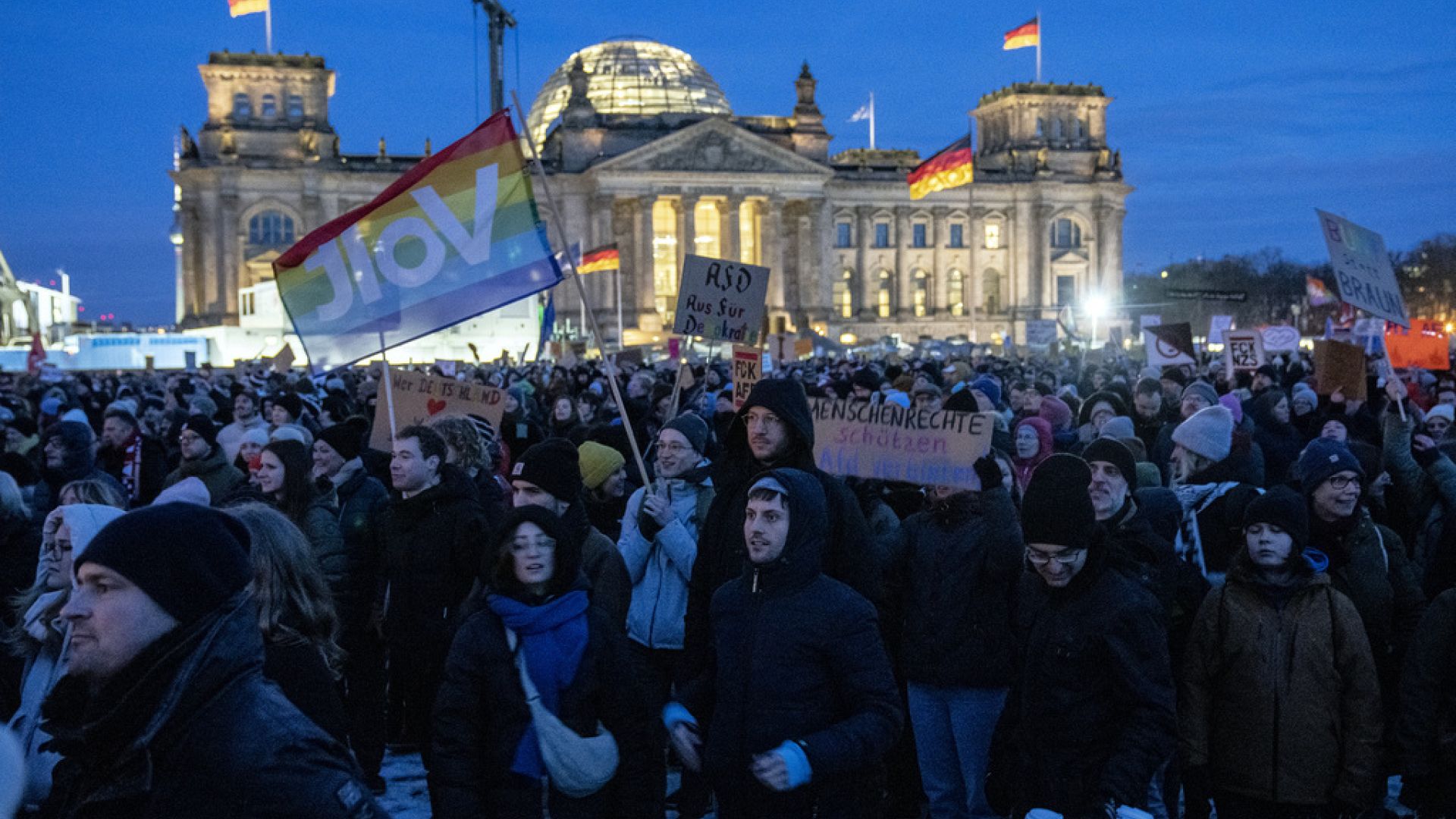 Erneut deutschlandweite Proteste gegen rechts: Demo in München wegen ...