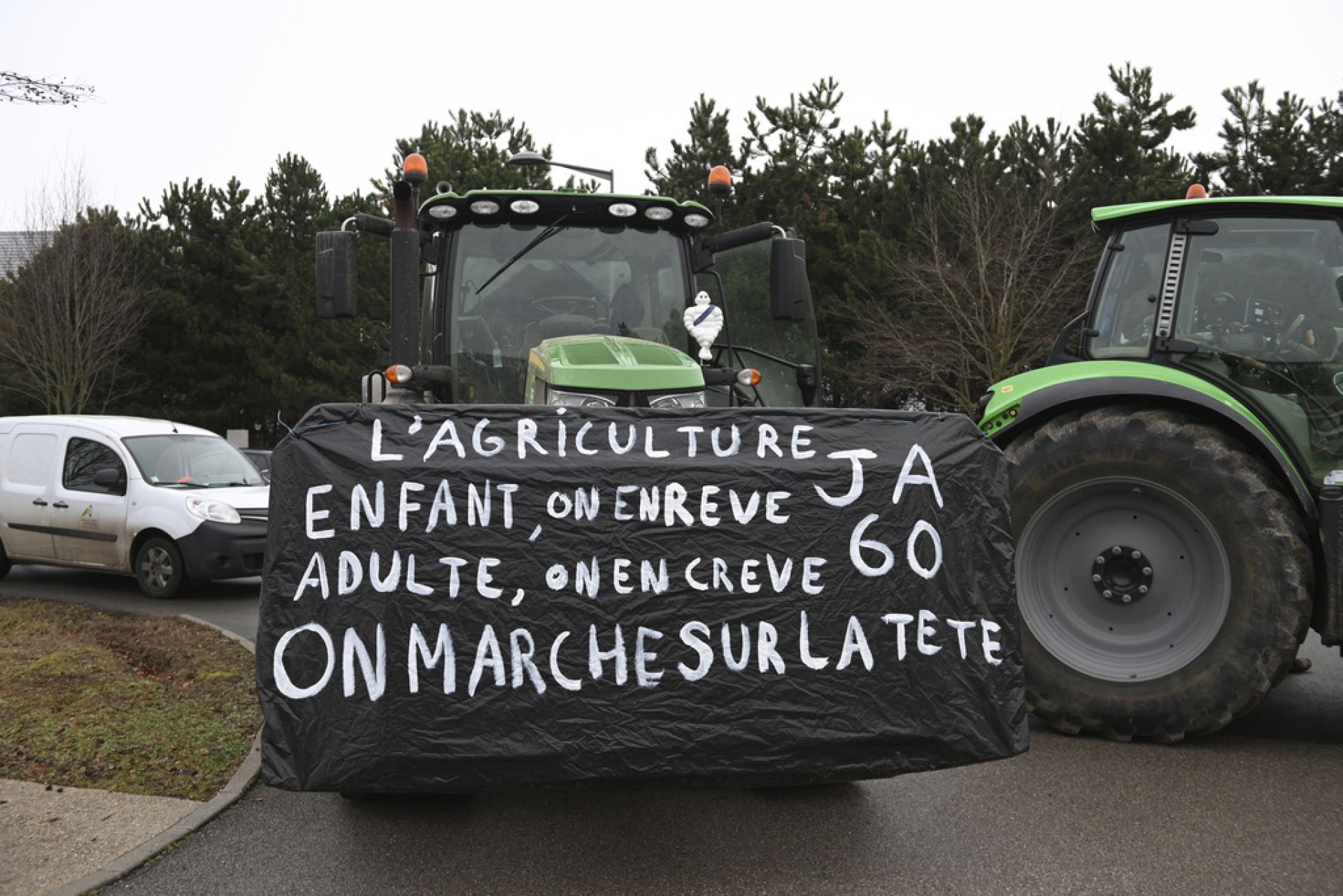 Woman killed and 2 injured in crash at French farmers' protest | Euronews