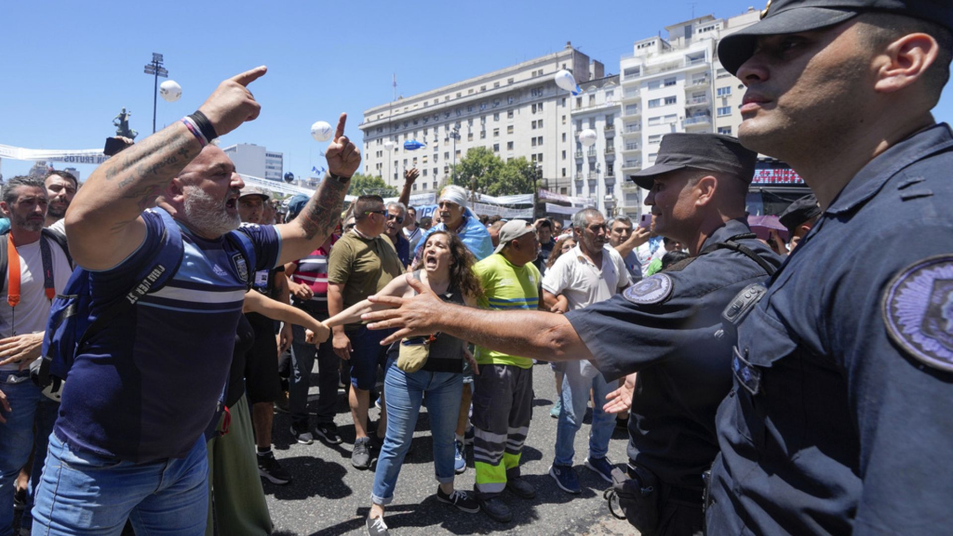 Miles de personas protestan en Argentina durante la huelga general ...
