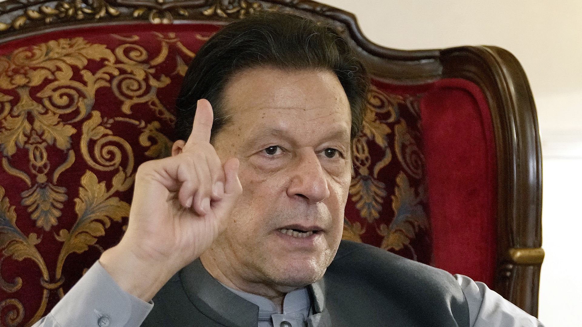 الحكم على رئيس الوزراء الباكستاني السابق عمران خان وزوجته بالسجن 14