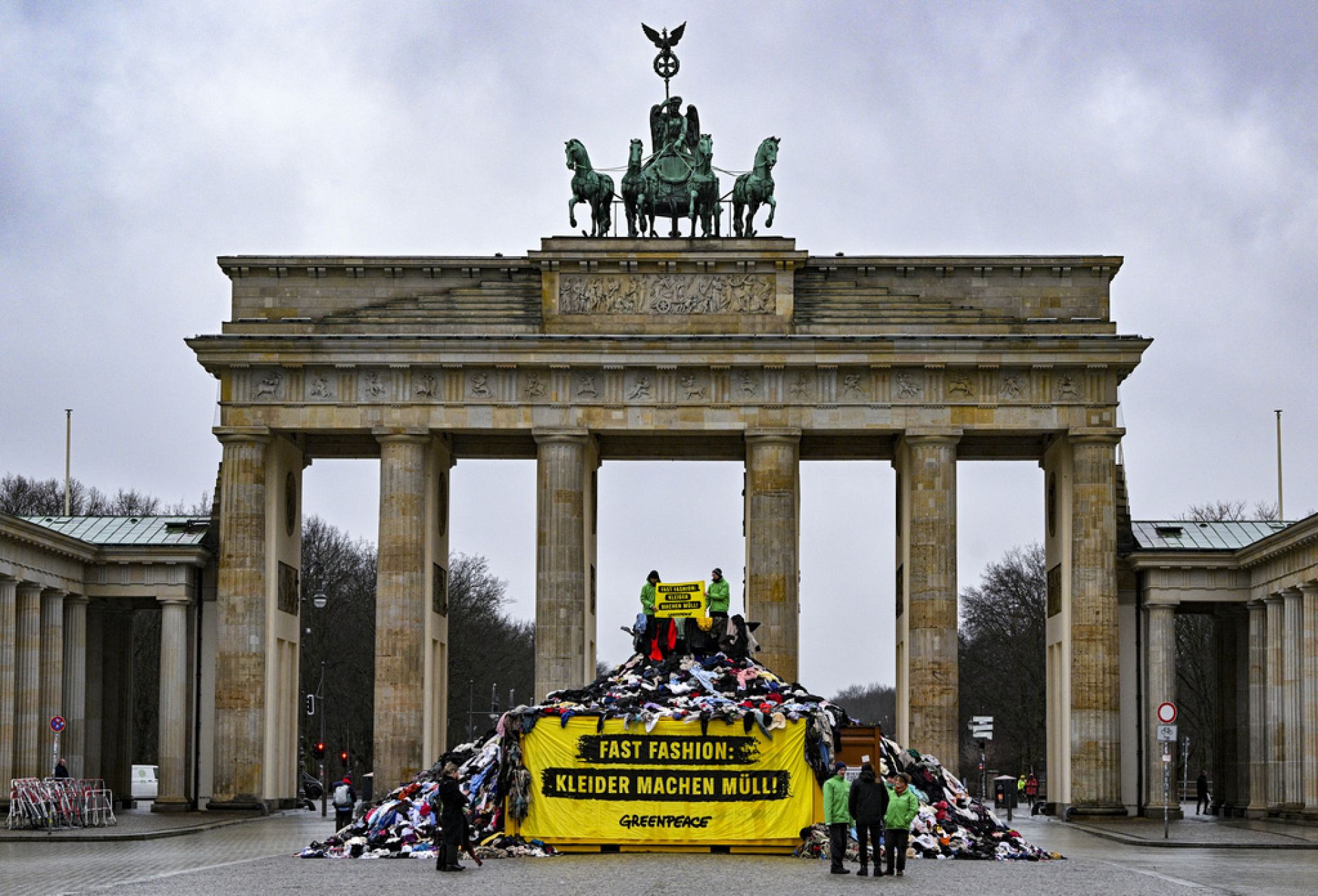Greenpeace llena de ropa la Puerta de Brandemburgo para protestar ...