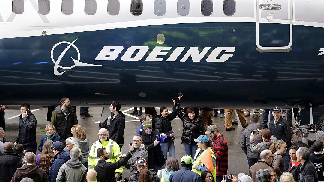 Boeing plane door missing bolts before blowout, says report | Euronews