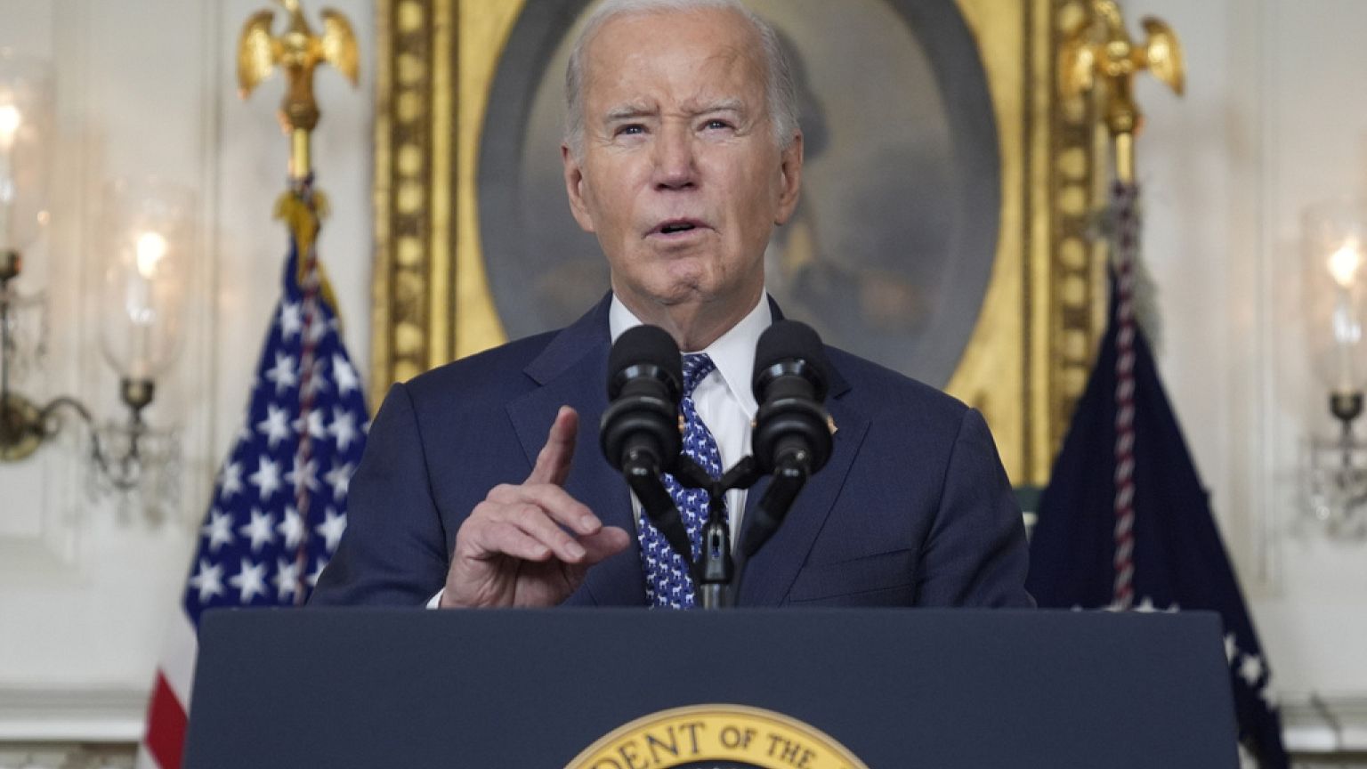 Biden quedaría sin cargos penales aunque compartió datos confidenciales ...