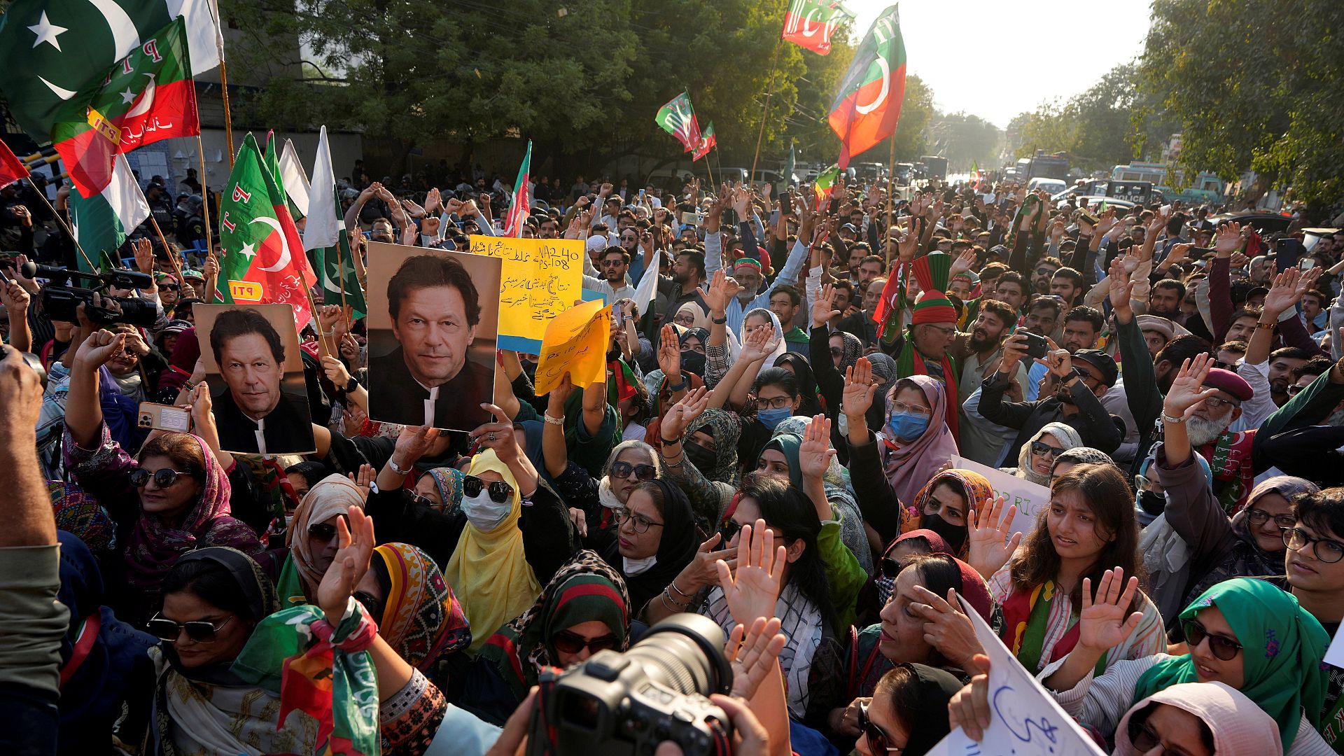 فيديو أنصار عمران خان يتظاهرون احتجاجا على نتائج الانتخابات في باكستان