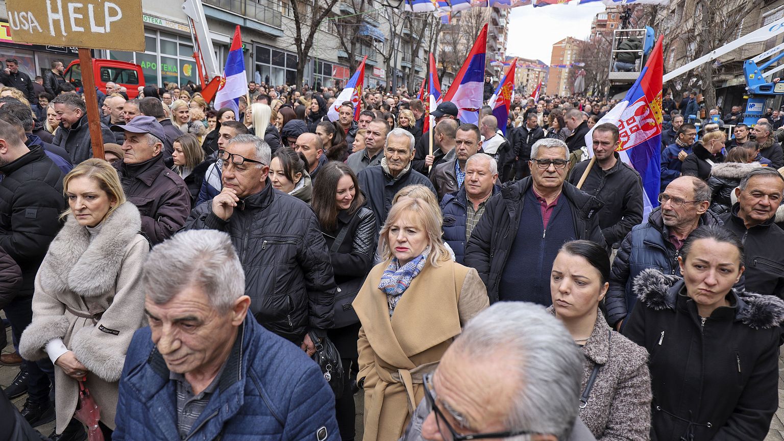 Kosovo: migliaia di serbi in piazza a Mitrovica contro il divieto del ...