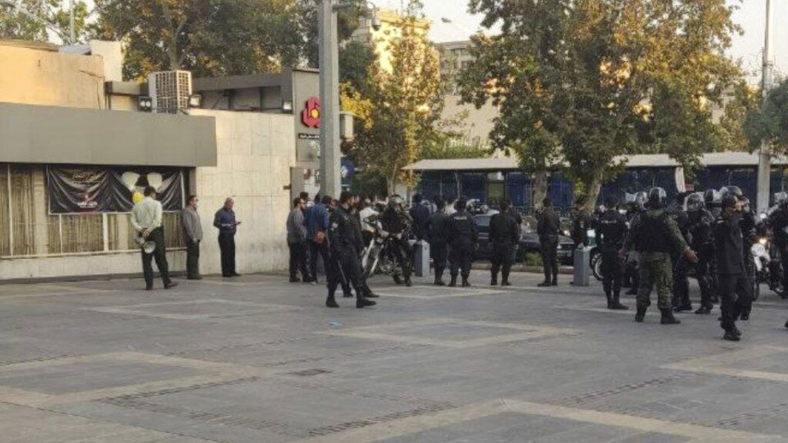 Οικογενειακή τραγωδία στο Ιράν: Γάζωσε με Καλάσνικοφ 12 συγγενείς του ...