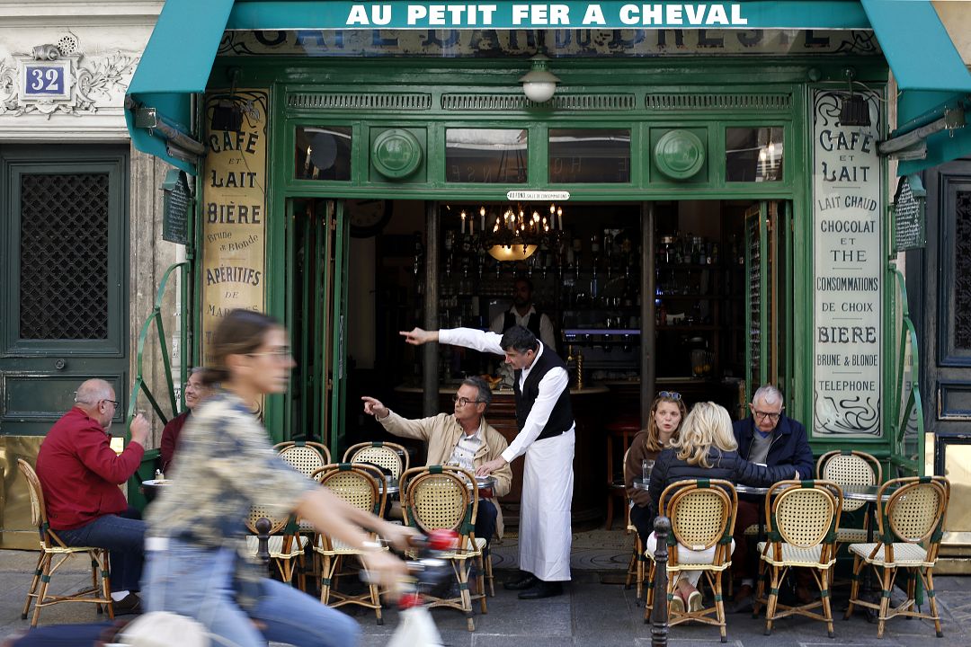 Legendary Parisian waiter-race returns in time for Olympic Games | Euronews