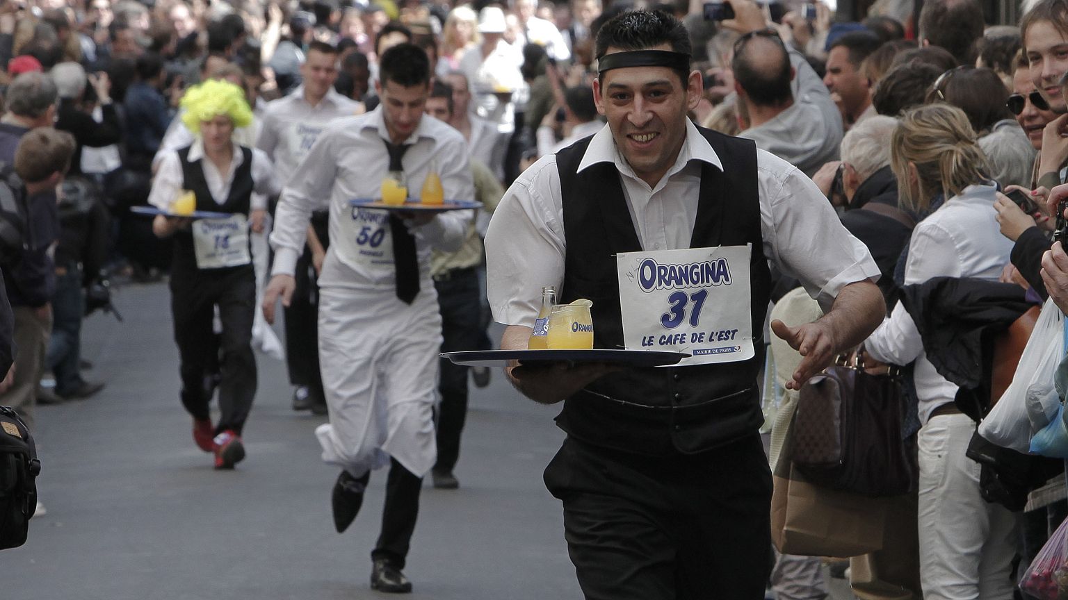La légendaire course des serveurs parisiens revient à temps pour les ...