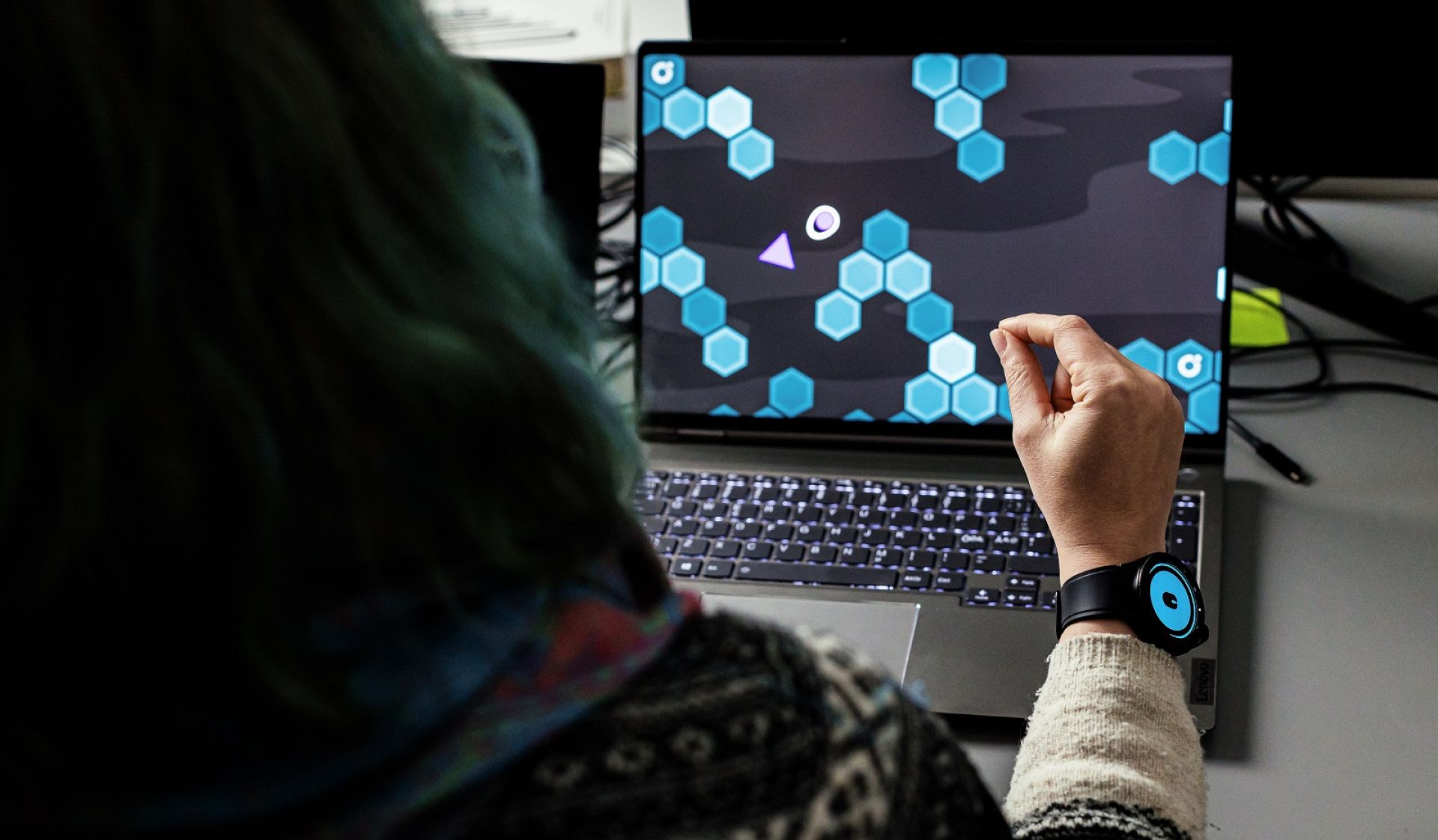 The free smartwatch app that uses gesture tech to turn you into a human ...