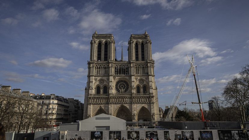 Des chaises uniques en chêne massif pour la nef de Notre-Dame de Paris ...