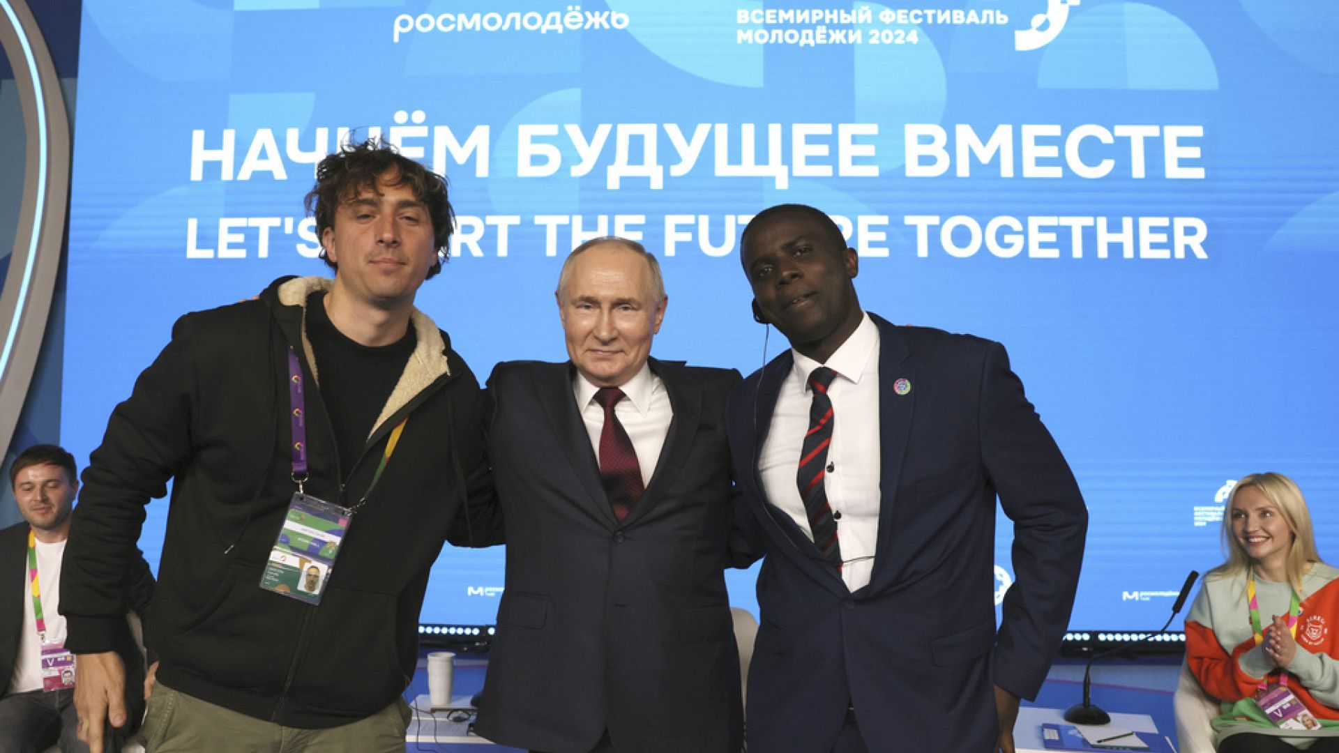 Pioggia di critiche per Jorit, l'artista si fa fotografare abbracciato ...