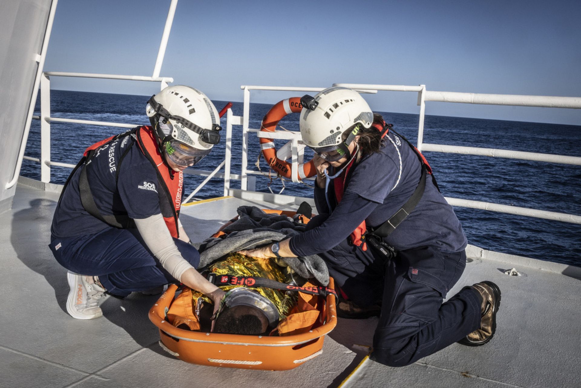 Decenas de migrantes muertos en el Mediterráneo en su intento por ...