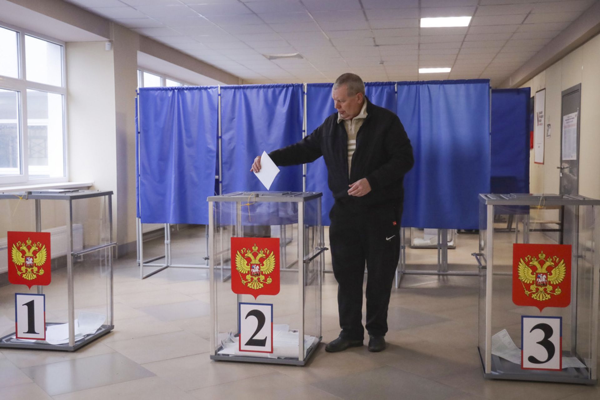 Soldiers continue their door-to-door campaign for votes in Mariupol ...