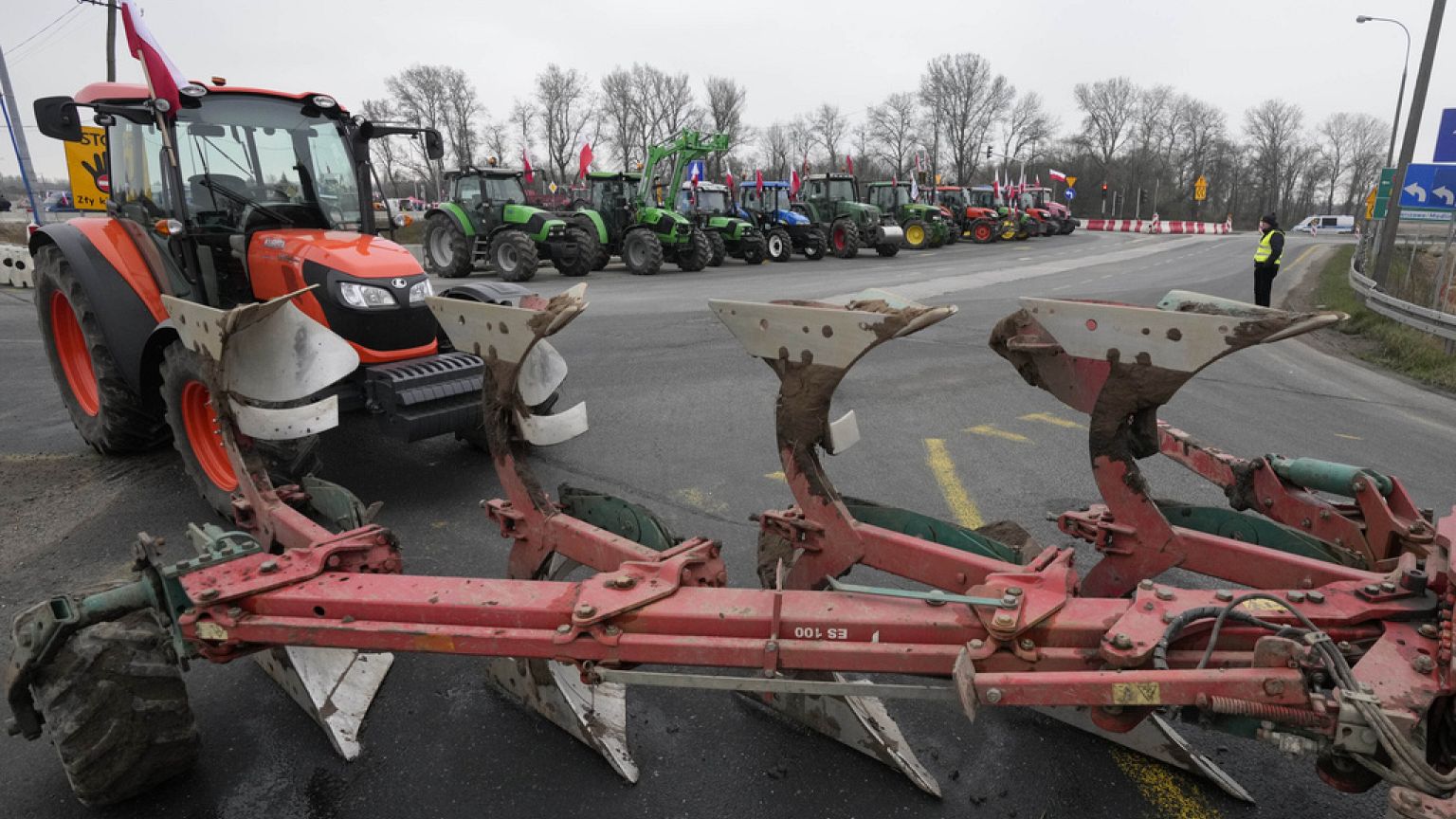 Polish farmers block major motorway near German border | Euronews