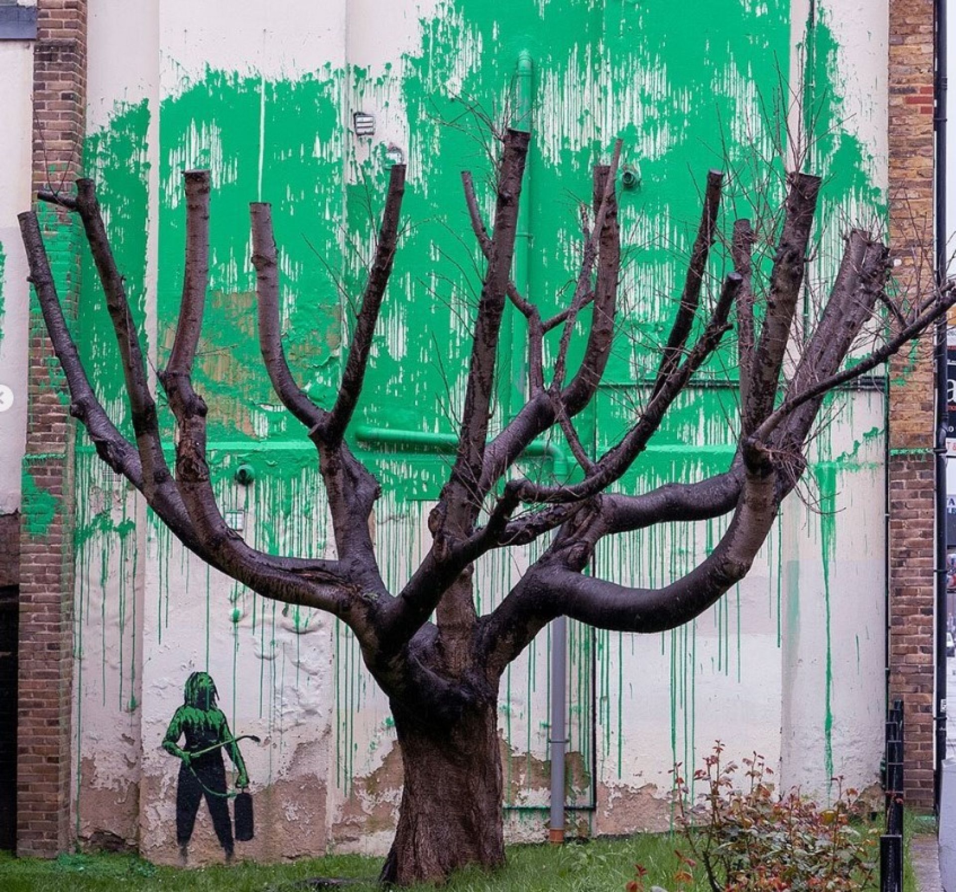 De la peinture sur la dernière fresque londonienne de Banksy | Euronews