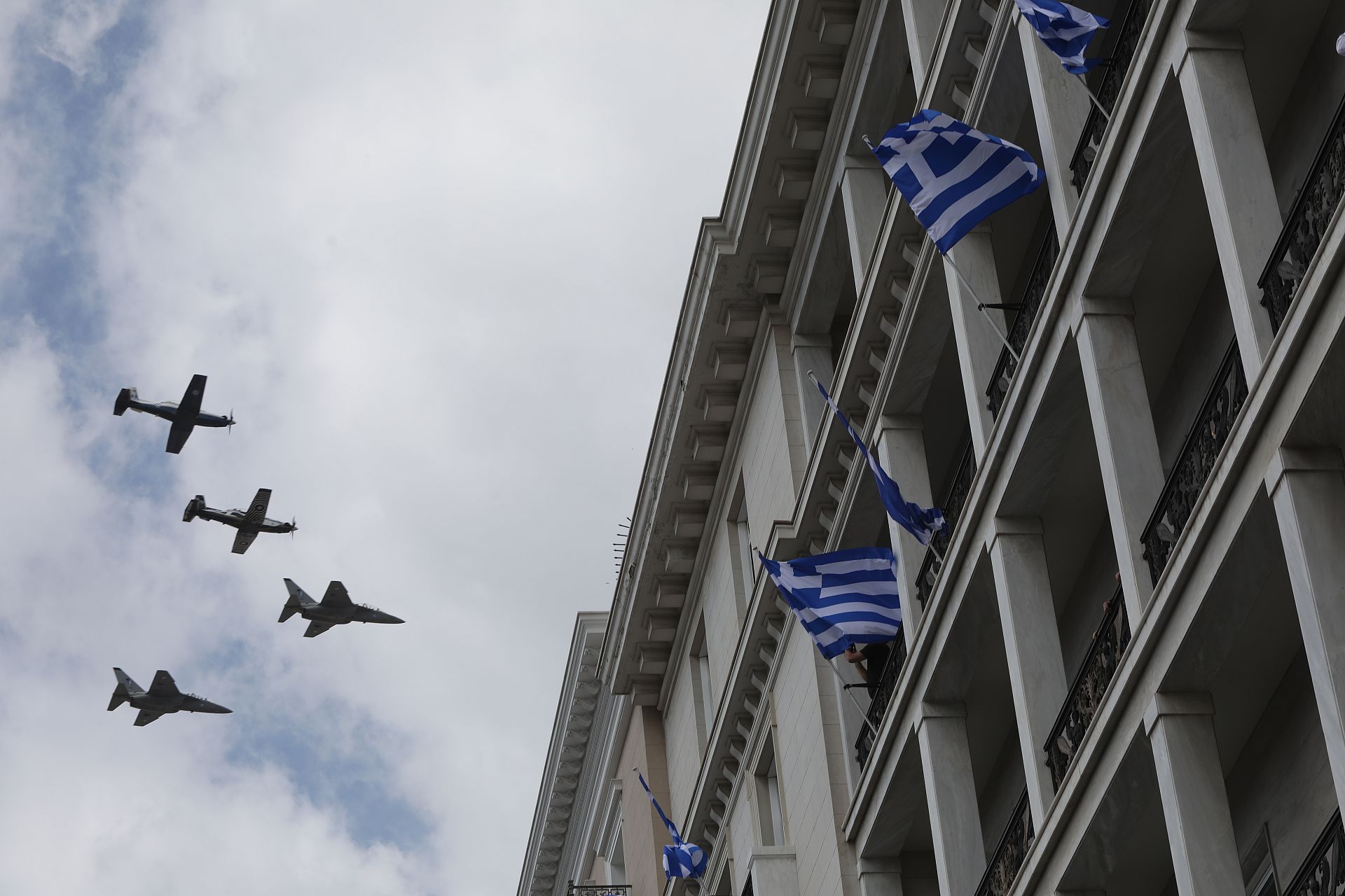 Ελλάδα: Λαμπρή στρατιωτική παρέλαση στην Αθήνα για την 25η Μαρτίου ...