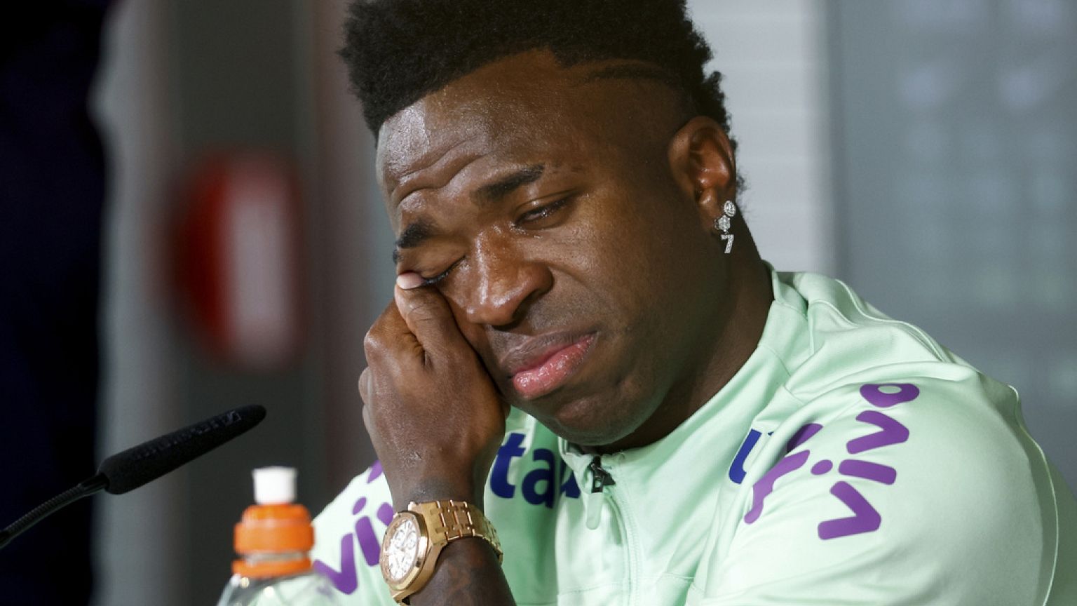 Real Madrid Fußballer weint wegen rassistischer Beleidigung | Euronews