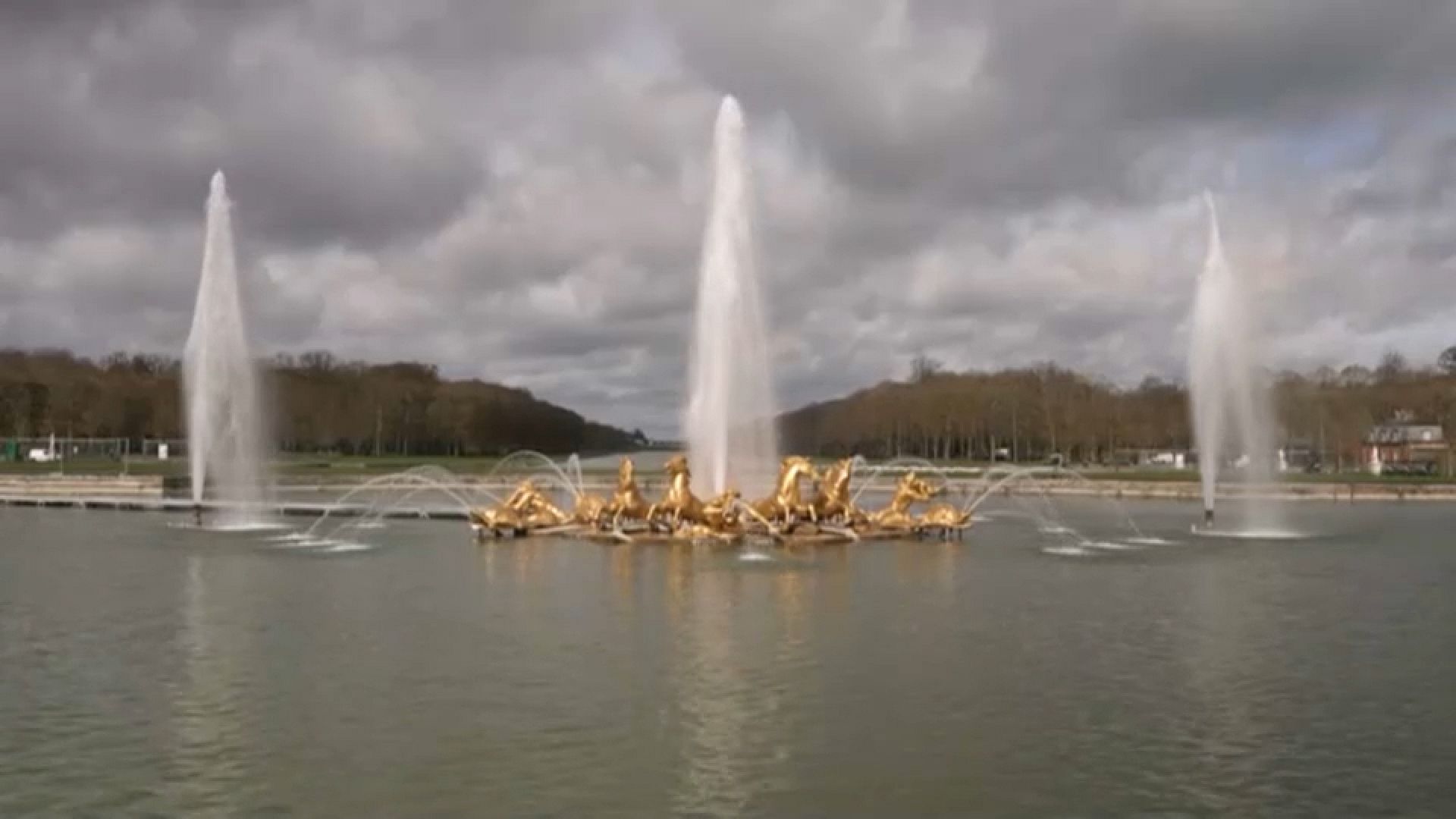 Paris : le célèbre Bassin d'Apollon a réintégré les jardins du Château ...