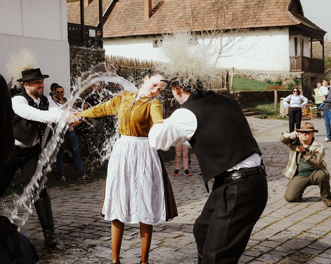 Négynapos fesztivállá nőtte ki magát a hollókői húsvéti mulatság | Euronews