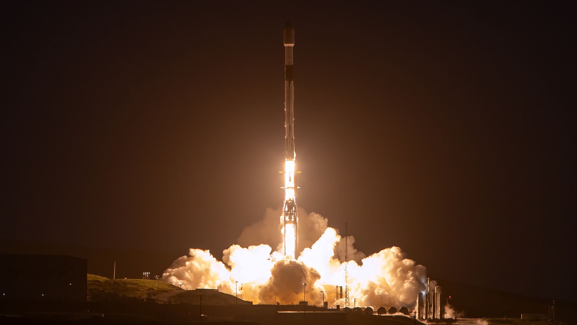 SpaceX lanza con éxito un cohete Falcon 9 y pone en órbita 22 satélites ...