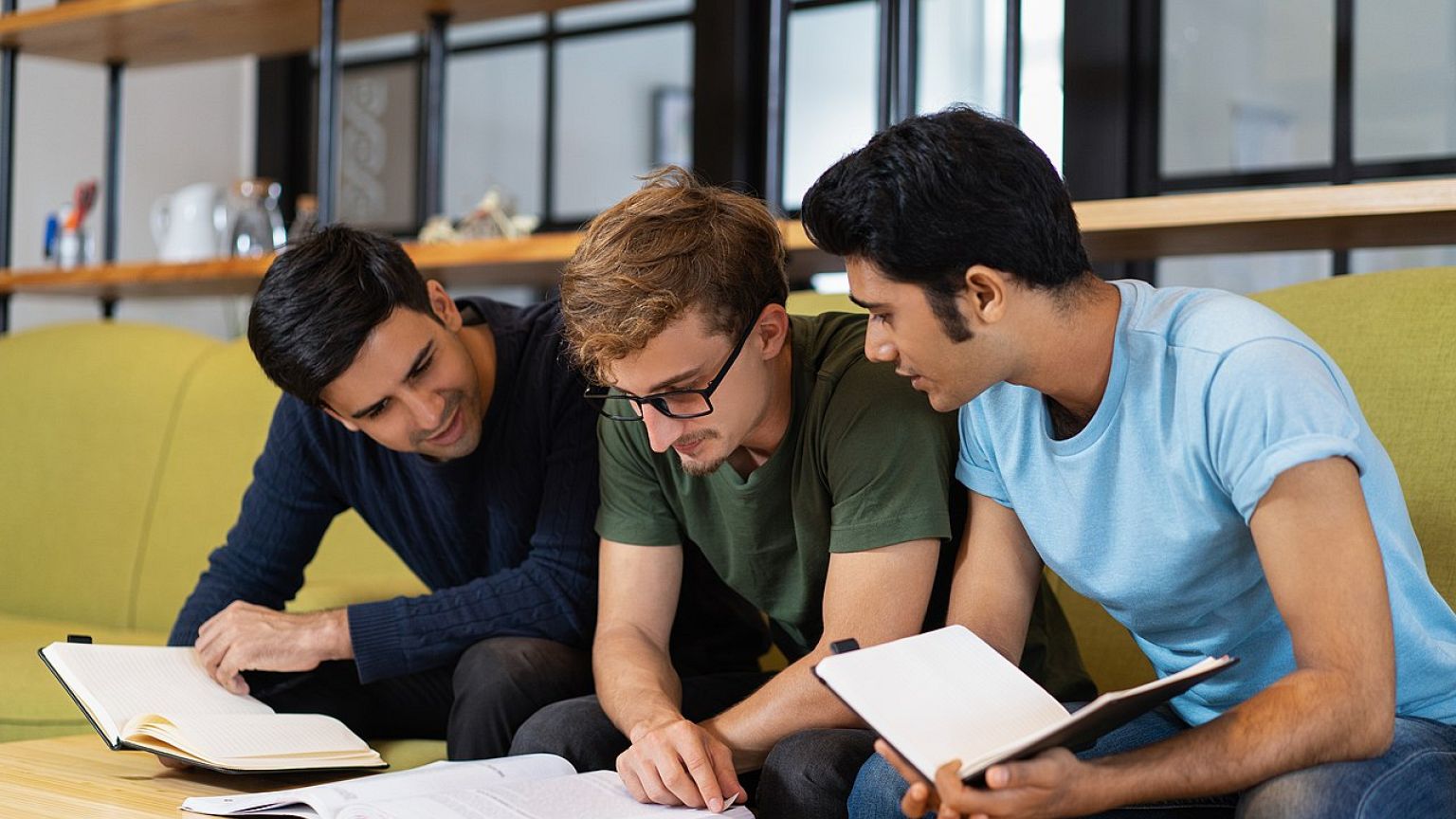 Los países europeos que tienen personas con estudios universitarios y ...