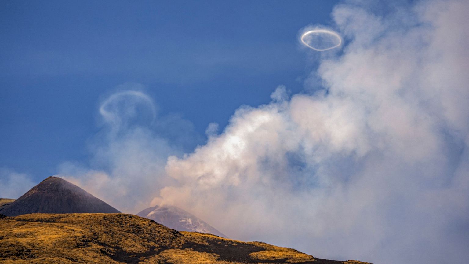 What are volcanic vortex rings? Mount Etna blows spectacular ‘smoke ...