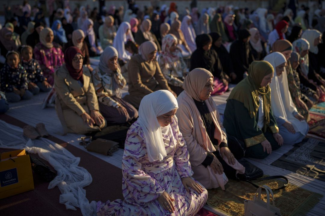 In pictures: Muslims across the world celebrate Eid-al-Fitr amid Gaza ...