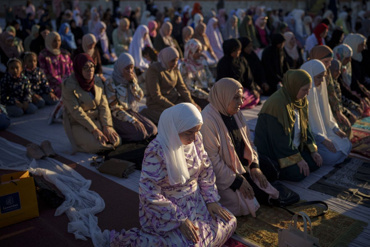 In pictures: Muslims across the world celebrate Eid-al-Fitr amid Gaza ...