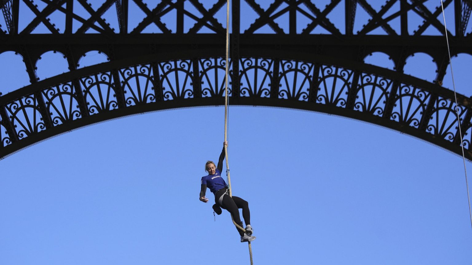 Athlete breaks record by rope climbing Eiffel Tower | Euronews