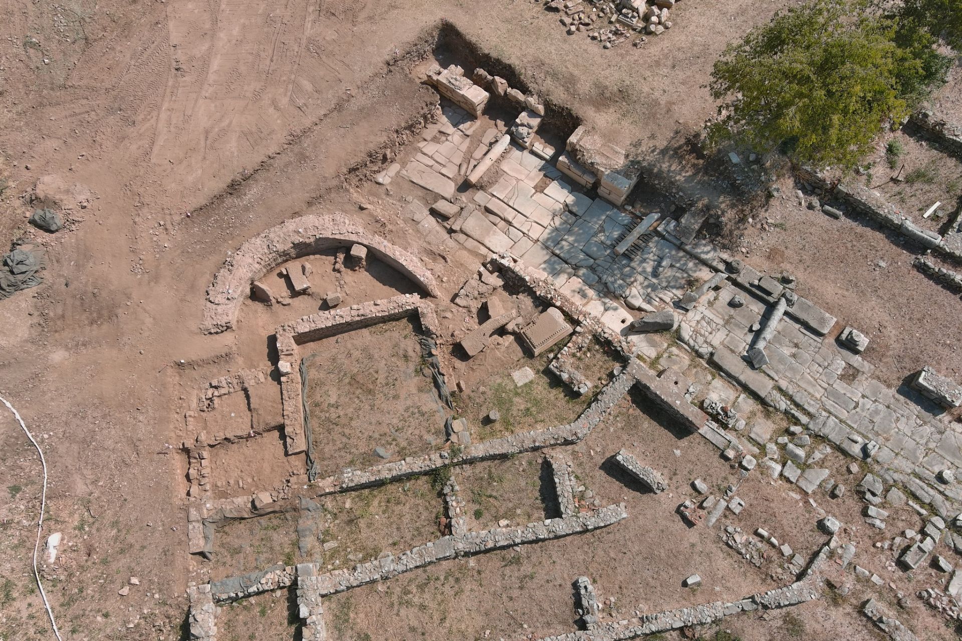 Archaeologists uncover extraordinary 1,800-year-old marble head of ...