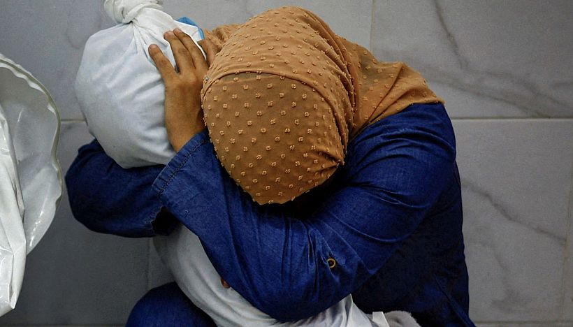 Palestinian photographer Samar Abu Elouf wins 2025 World Press Photo of ...