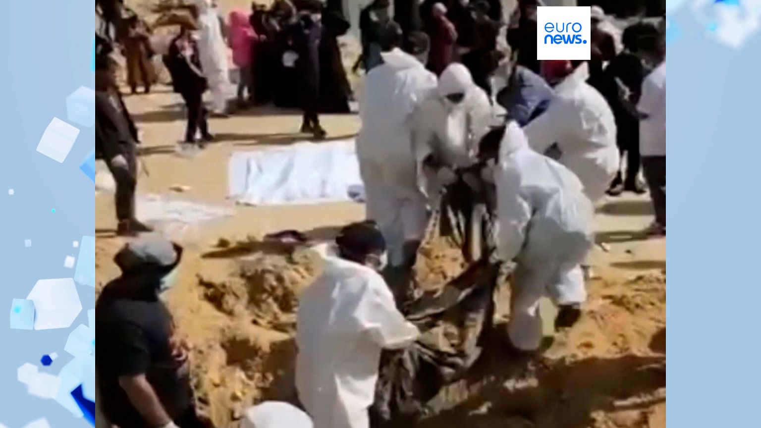 Recuperan decenas de cadáveres de una fosa común en el Hospital Nasser ...