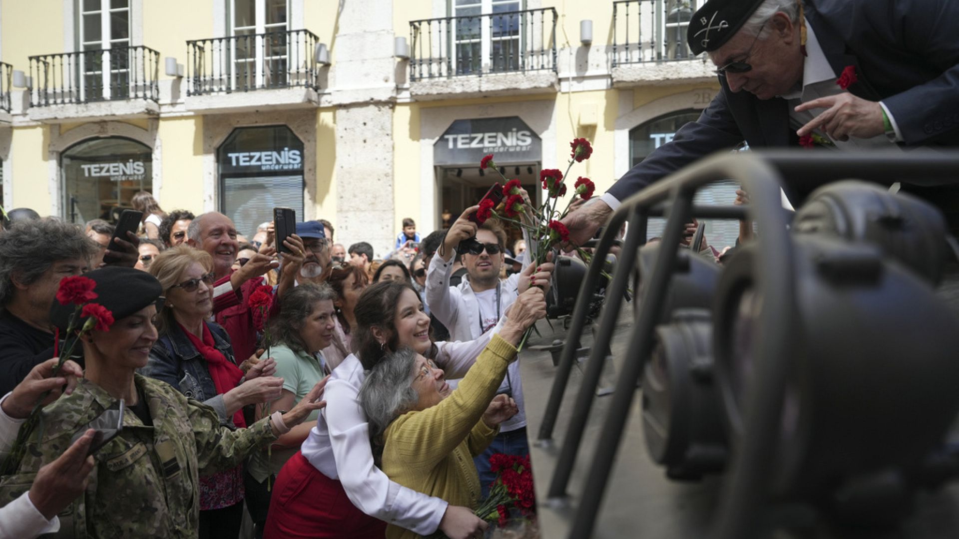 Portugal conmemora el 50 aniversario de la Revolución de los Claveles que instauró la democracia ...