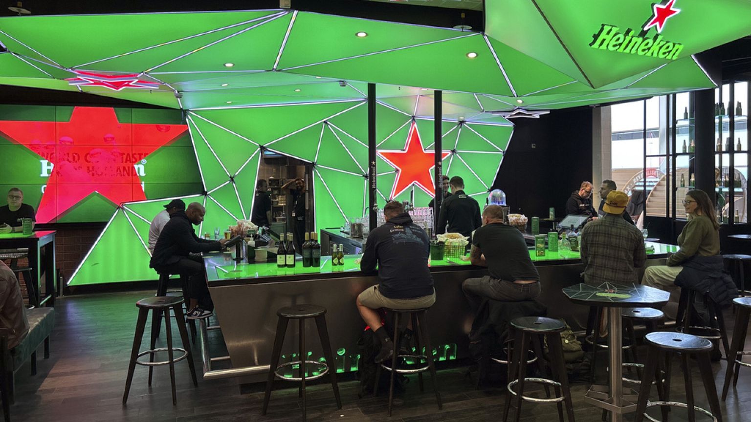 Βρετανία: Η Heineken ρίχνει εκατομμύρια λίρες και ανοίγει εκ νέου τις ...