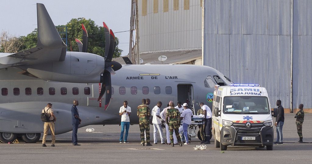 Plane skids off runway in Senegal, injuring 10 people | Africanews