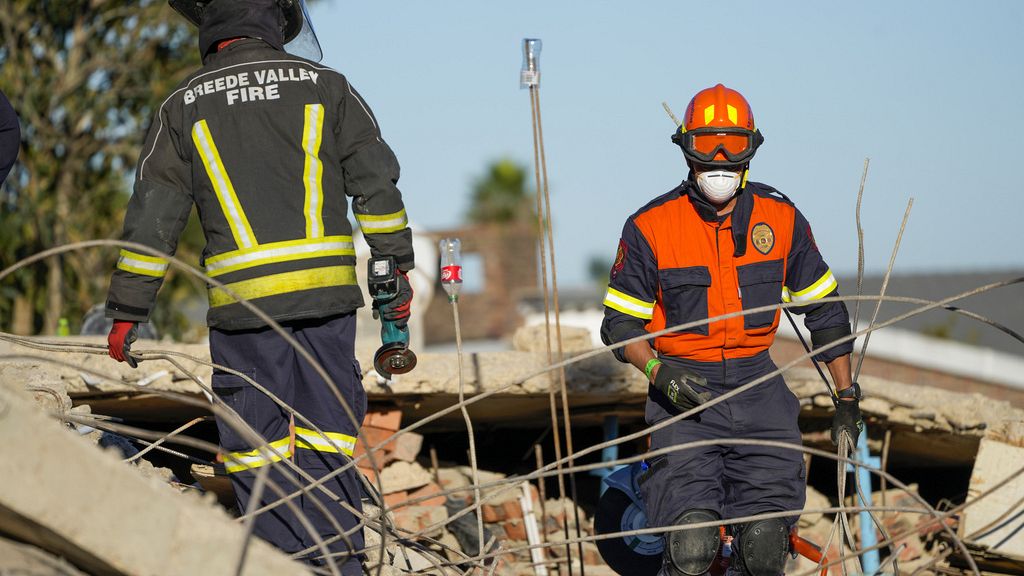 44 workers still missing days after South Africa building collapse | Africanews