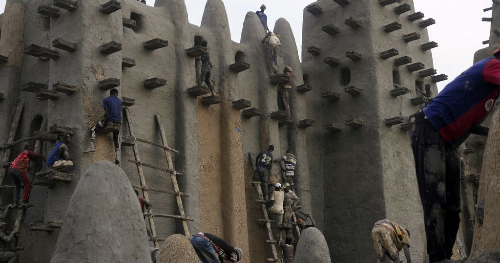 Des milliers de Maliens au replâtrage de la Grande Mosquée de Djenné ...