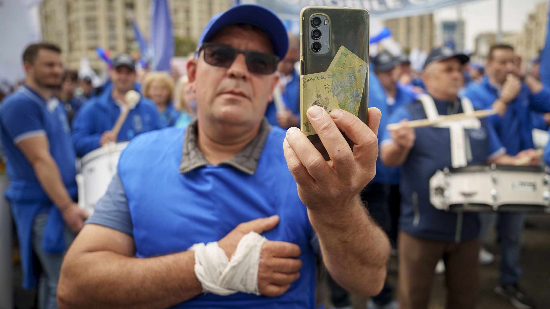 'Overwhelmed' Romanian workers demand lower taxes | Euronews