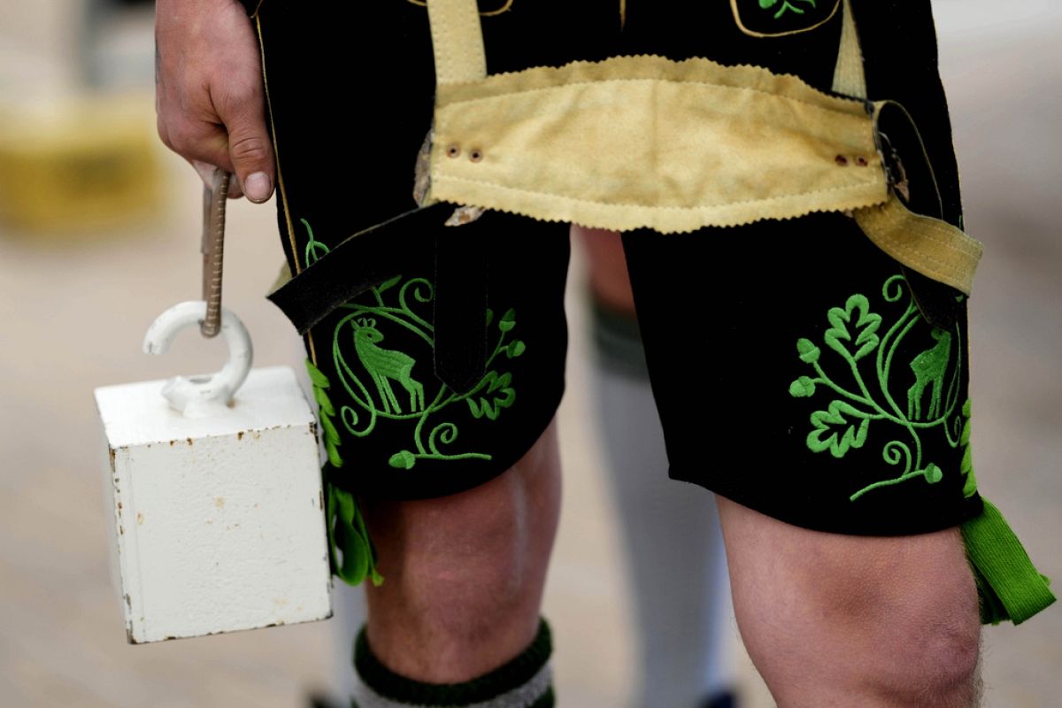 In pictures: German men test strength in Bavaria's wacky finger ...